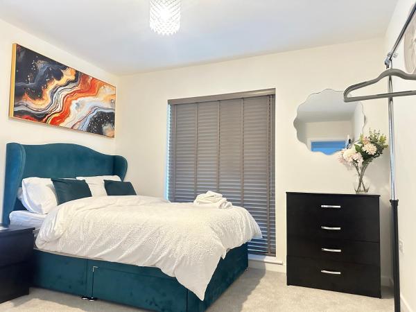 4 Bed House - Sleeps 8 - Pets - Parking - Wifi - Wolverhampton