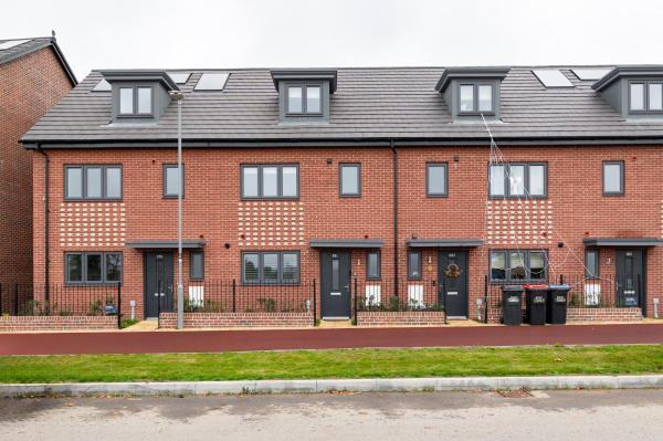Spacious Milton Keynes Townhouse 2 Designated Parking Spaces Near Centre Mk, Mk Bowl, Universal Studios & Transport Links Ideal For Families & Contractors - Oxfordshire