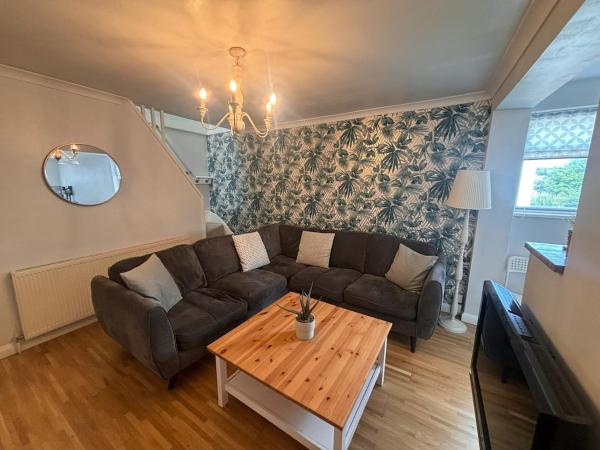 Stylish & Spacious 2 Storey, 3 Bed Apartment - Essex