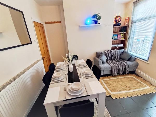 Peak District Cottage Sleeps 6, Parking And Projectors In All The Rooms - Castleton