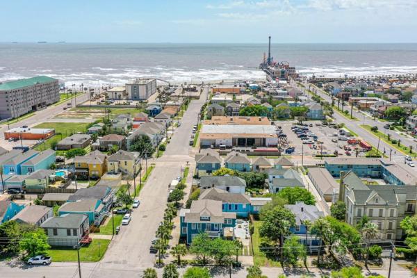 3 Unit Historic Charmer Near Beach, Pier, Dining - Galveston, TX