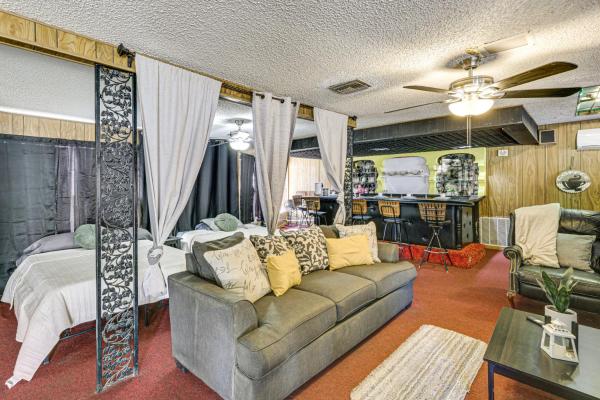 Convenient Studio With Private Bar In Odessa - Odessa, TX