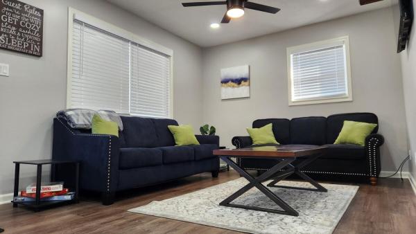 Little House In Indy Sleeps Many - Indianapolis, IN