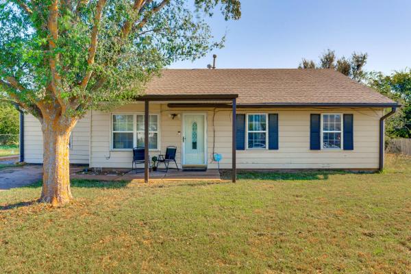 2 Mi To Fort Sill: Quiet Family Retreat W/ Yard - Lawton, OK