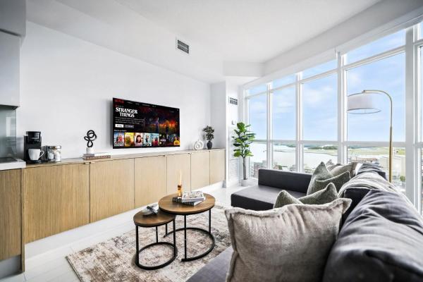 Family-friendly Sleep 8 Steps To All Attractions - Toronto