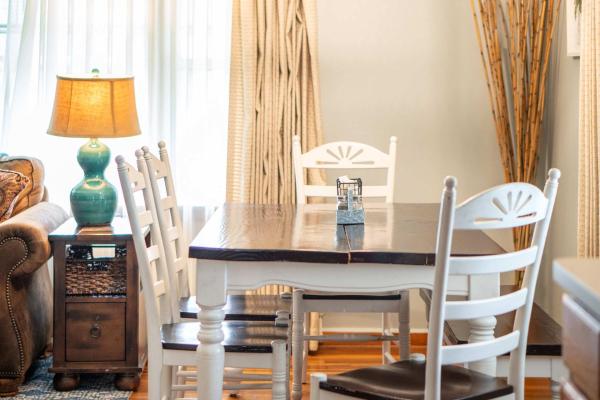 Cozy Corner House - Stay For 7 - Lake Geneva, WI