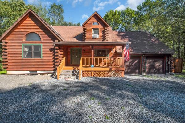 Secluded Log Cabin With Hot Tub Fire Pit Game Room - Lake Wallenpaupack, PA