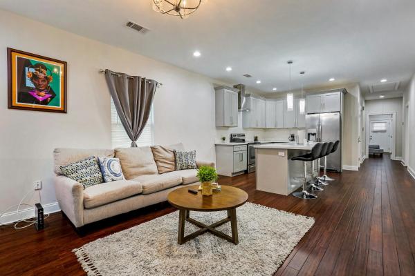Luxury 2-bedroom Oasis With Open Living Space & Designer Touches - Louisiana