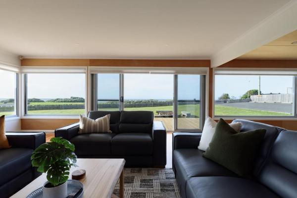 Oceanfront Escape With Fire Pit & Coastal Views - Devonport