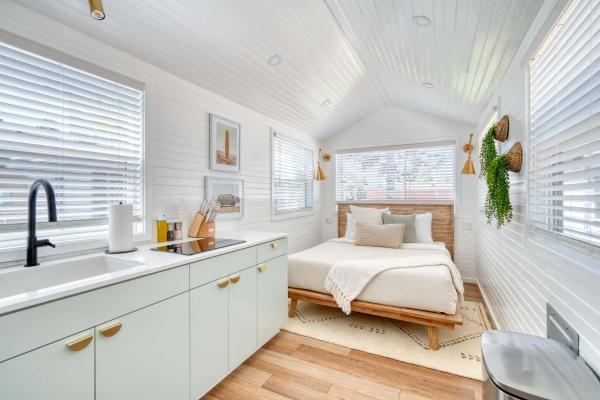 Stay Portland - Teal & Terrazzo Bright Portland Tiny Home - Beaverton, OR