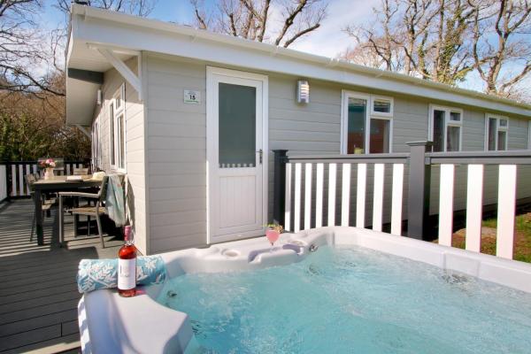 2 Bedroom Superior Lodge With Hot Tub - Mudeford