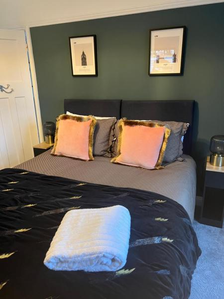 4 Brd House, With Double Parking - Henley-on-Thames