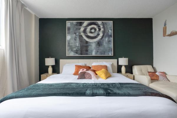 Sunny Isles Condo King Bed Pool Gym Beach - Sunny Isles Beach, FL