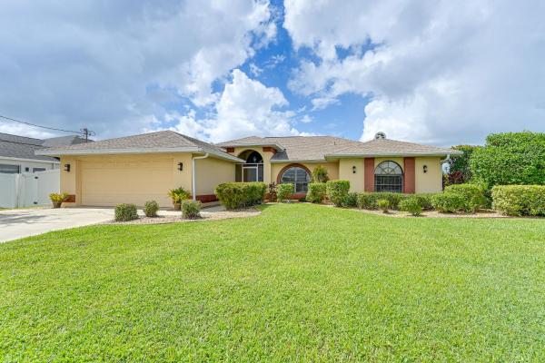 Beach Gear Provided! Waterfront Home In Cape Coral - Cape Coral, FL