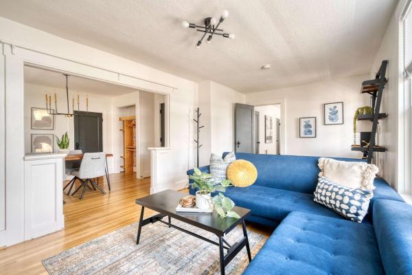 Stay Portland - La Casa Burnside -Local Eateries -Shops - Bars - Lake Oswego, OR