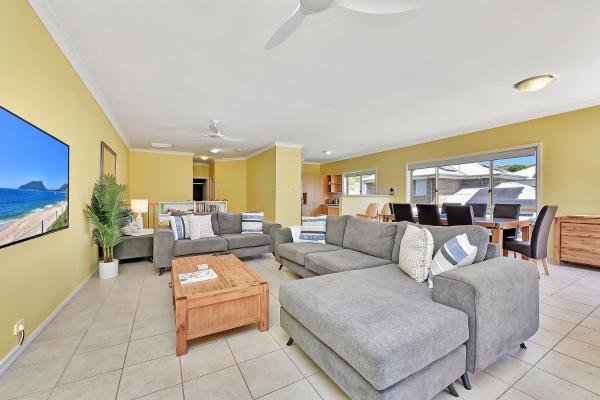 Salt And Paws At Fingal Bay - Nelson Bay