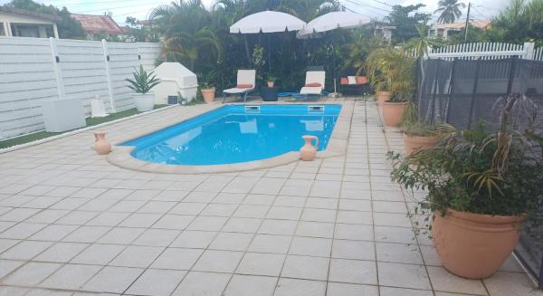 Coquet F2 Climatise Avec Piscine Au Lamentin - Martynika