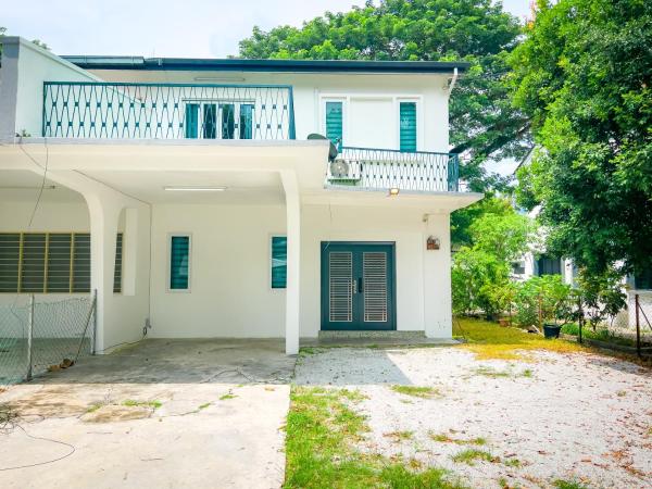 Tanjung Bungah Holiday Home 4br 20pax 6carpark - Penang Island
