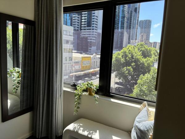 Elegant Cbd Haven With City Views - Flinders Street Railway Station - Melbourne