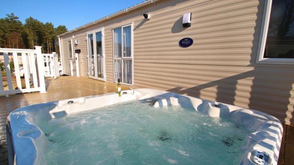 2 Bedroom Sublime Caravan With Hot Tub - New Milton