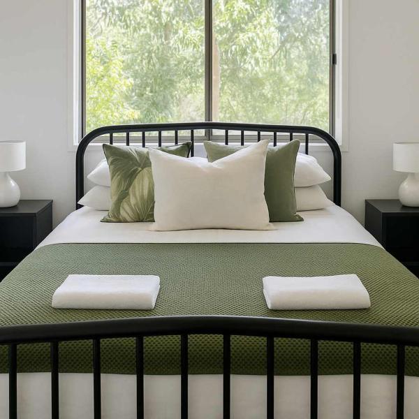 Tranquil Queen Room & Pool - Beechmont