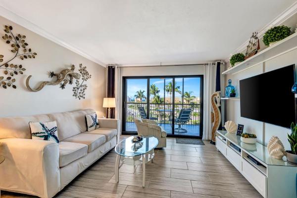 Luxury Bayside Condo – Pool, Tennis & Marina - Siesta Key, FL