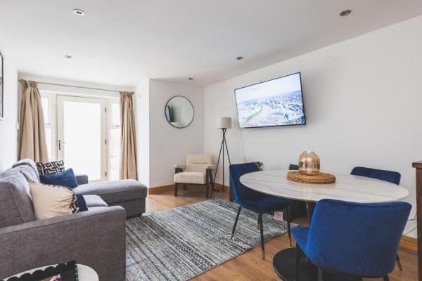 Elegant 1bdr Flat With Private Patio - 루즐립
