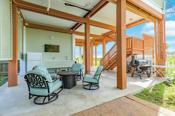 Exhale - Stylish Beach Home, Outdoor Bar & Fire Pit - Galveston Island, TX