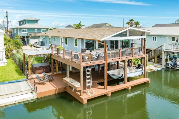 Chic Bayside Beauty Hot Tub Fire Pit - Galveston, TX