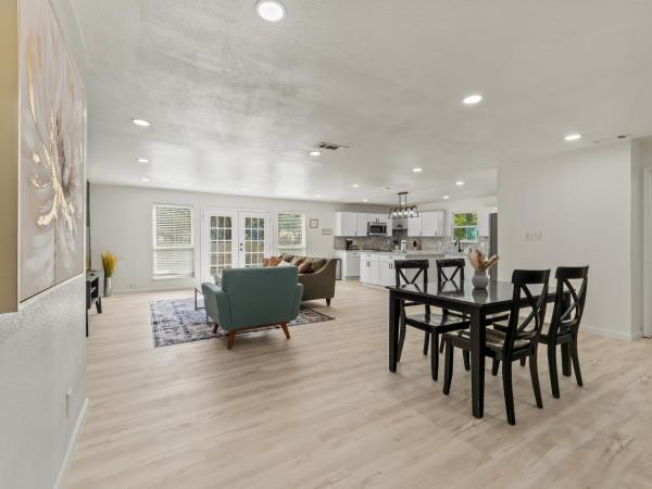 Spacious 4 Bedroom Family Retreat In The Heart Of Mckinney, Tx - McKinney, TX