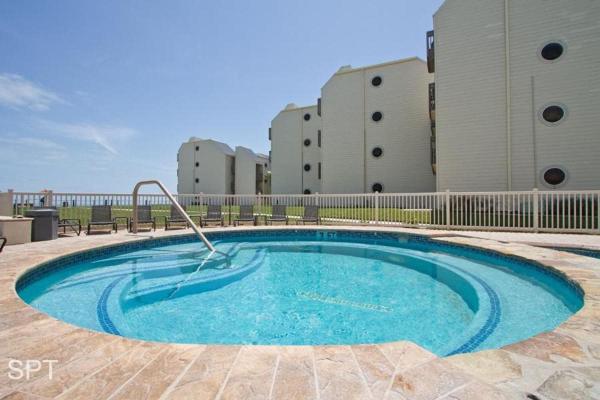 Beachfront Bargain 2 Levels 2 Pools & Hot Tubs - South Padre Island