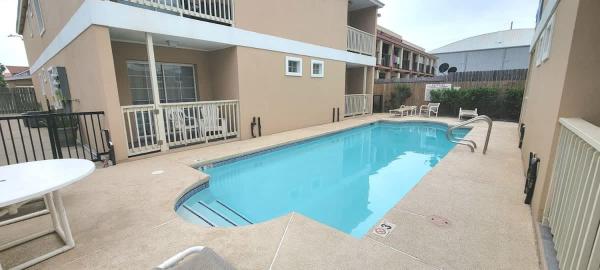 1 Block To Beach Pool Up To 6 Families - South Padre Island