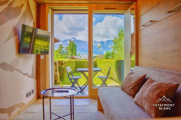 Nid Douillet Au Pied Du Tramway Du Montblanc à Saint-gervais - Sallanches