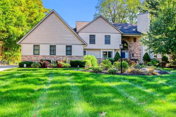 Off The Hook Spacious Home With Pool Firepit Large Yard - South Haven, MI
