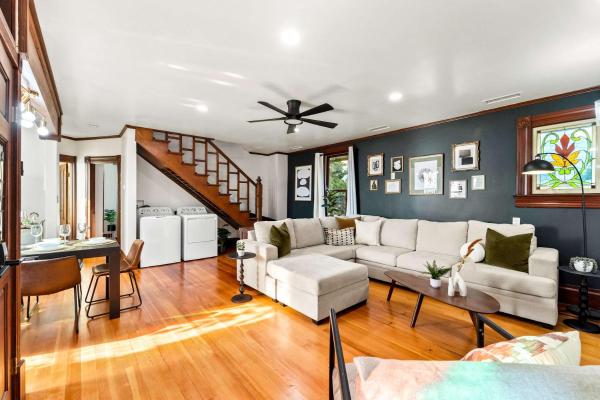 Top 2 Floors Of Historic Mansion With Movie Room And Games - Morena - San Diego