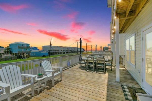 White Sands Retreat - Modern, Comfy, Down From Beach! - Surfside Beach, TX