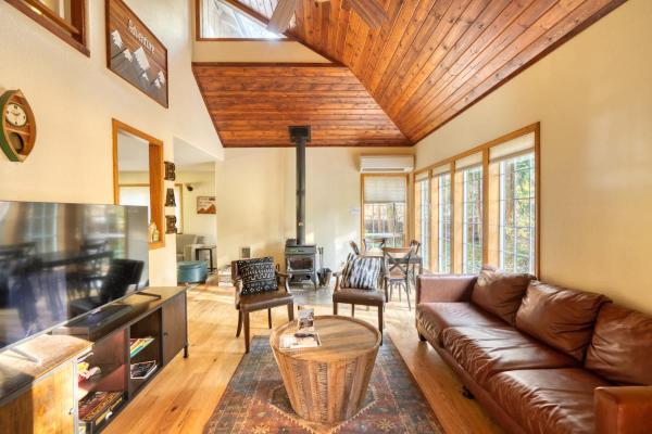 Woodland Hideaway, Dog-friendly, Hot Tub - Government Camp, OR