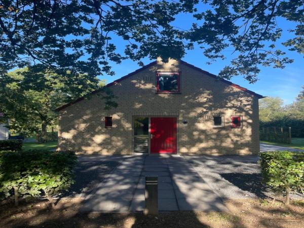 Sunny Family Bungalow By The Lake - Wijchen