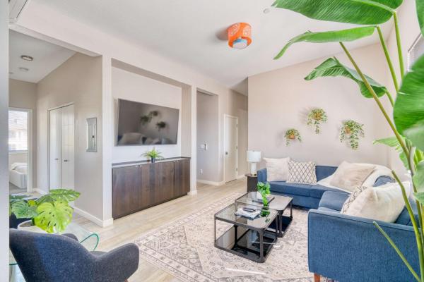 Roof Deck & Food Pods- Hawthorne Penthouse Retreat - Portland, OR