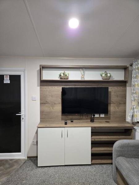 Lovely 4 Berth Caravan With Free Wi-fi At Harts Holiday Park, Kent Ref 74108b - Isle of Sheppey