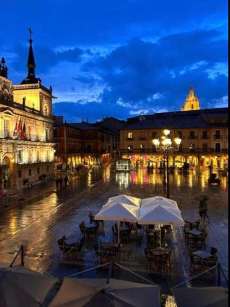 Arquitecto De La Vida - Plaza Mayor - León, Spain