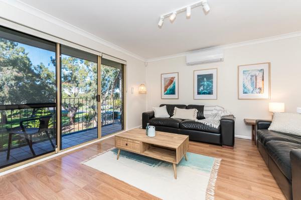 Coastal Comfort 1 King, 2 Queen Beds With Park Views - Cottesloe