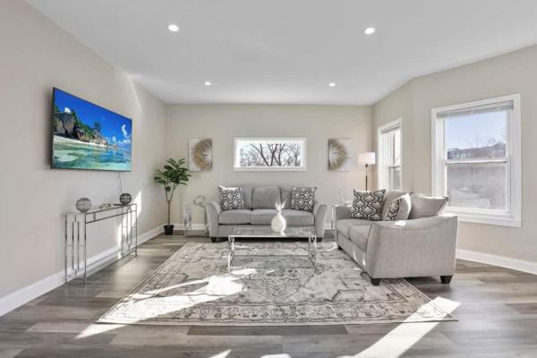 Amazing Location Cozy Chic Penthouse - Westchester, IL