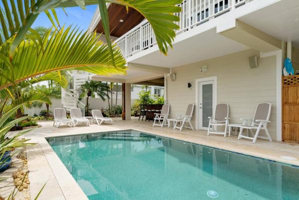 Entertainer's Backyard Oasis With Heated Pool, Putting Green, Bar, Grills, And Dock - Islamorada, FL