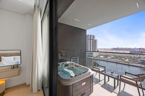 Luxury Studio With Private Jacuzzi &Canal View - Dubai
