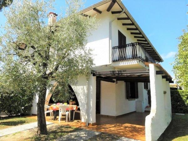Peaceful Villa With Outdoor Fireplace - Bibione