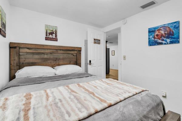 Roomstr Alaska Room 1 Bedroom Near Macdill Afb With Shared Full Bathroom Includes Free Coffee - Tampa, FL