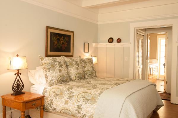 Ideal Location In West Beach! Spacious Chapala Gardens 1br - Unit 1 - Santa Barbara, CA