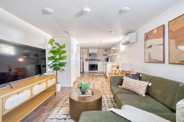 Stay Portland - Vibrant Portland Getaway, Chic Flat - Portland, OR