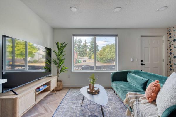 Stay Portland - The Woodstock Inn - Reed College & Vintage Shops - Lake Oswego, OR